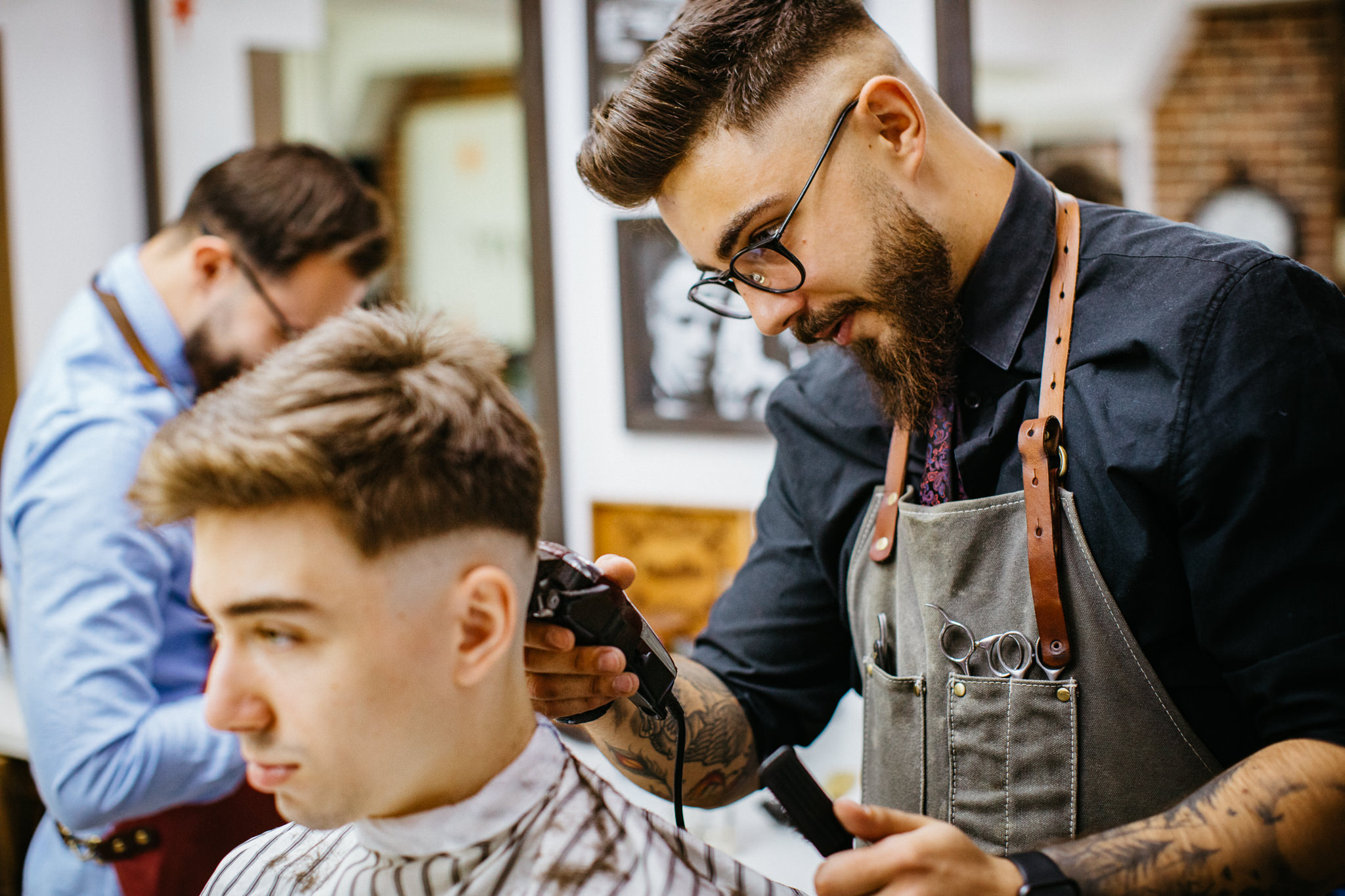 De Ce Trebuie sa Incepi sa te Tunzi Intr-un BarbershopThe Barber ...